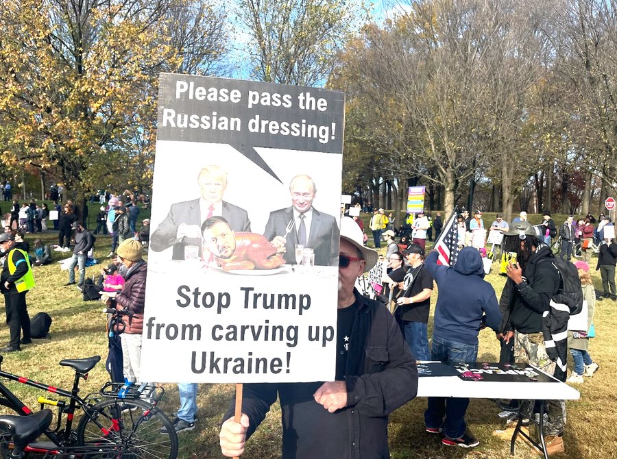 У Вашингтоні почались протести проти Трампа: вимагають імпічменту та засуджують політику щодо ...
